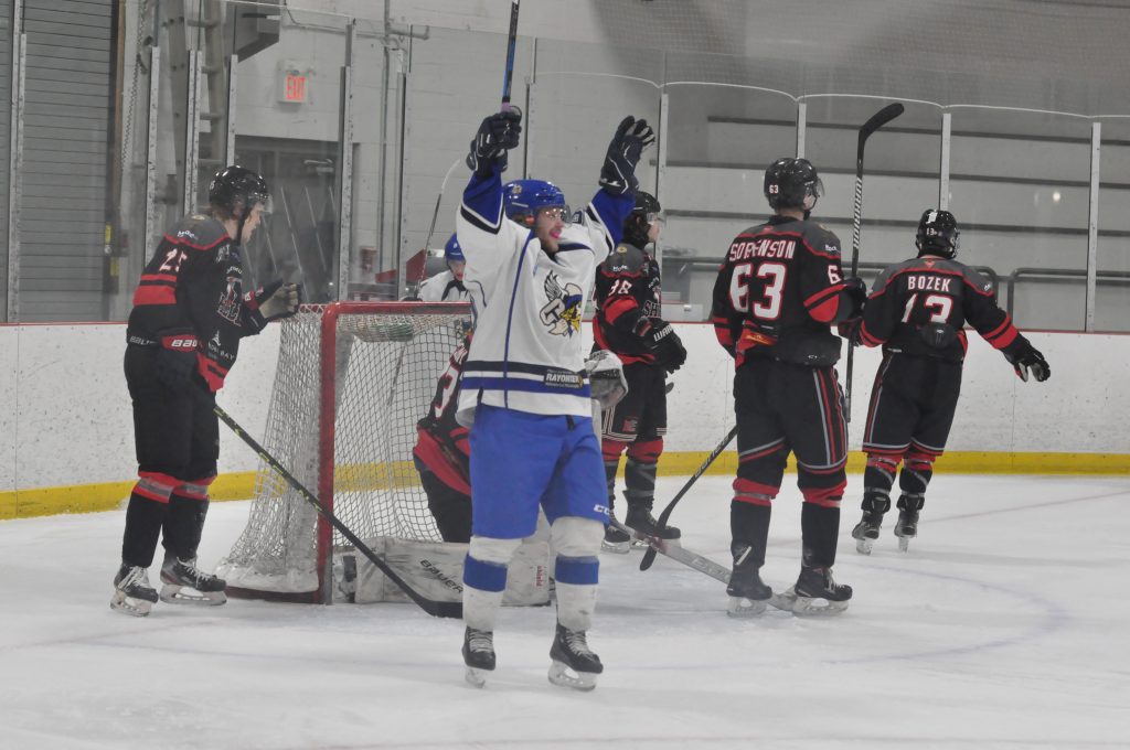 Shield hand Titans 4-3 OT loss | Titans de témiscaming